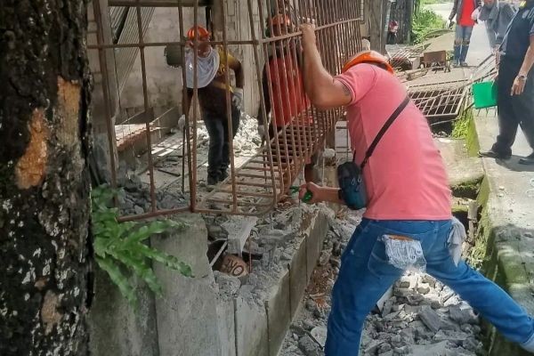 Demolition sa ilang kabahayan sa isang barangay sa Ligao City, Albay ... Demolition sa ilang kabahayan sa isang barangay sa Ligao City, Albay ...