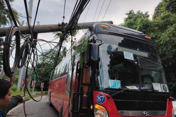 Poste bumagsak sa dumaang bus sa Kalaklan Highway | BRIGADA BALITA