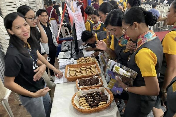 Mga lokal na produktong gibo sa Albay, ibinida sa ReFTEx 2024 | BRIGADA ...