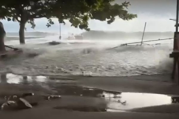 Ilang mga coastal areas sa Bicol, nakaranas ng storm surge | BRIGADA BALITA