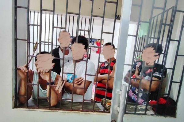 Limang lalaking lasing sa kasagsagan ng bagyo, arestado | BRIGADA BALITA