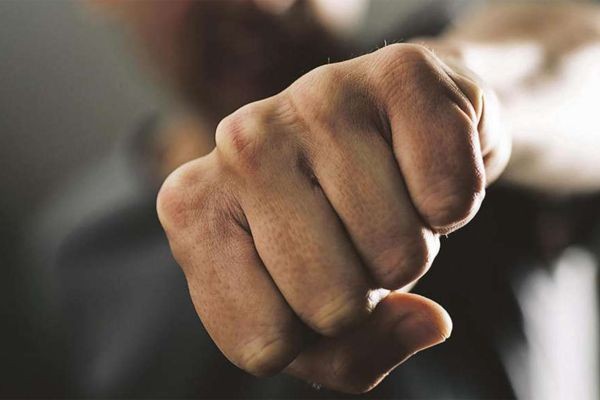 Babae, sinuntok dahil sa videoke | BRIGADA BALITA