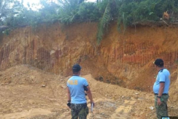 3 lalaki, natabunan ng gumuhong lupa; Isa, patay | BRIGADA BALITA