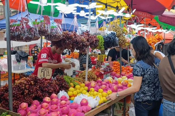 Presyo ng ilang bilog na prutas sa Divisoria, hindi na muling tataas pa | BRIGADA BALITA