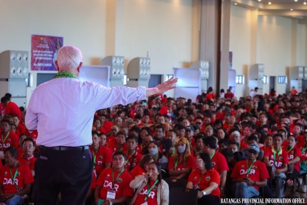 Mahigit 3,000 mga magsasaka mula sa Batangas at Laguna, tumanggap ng ...