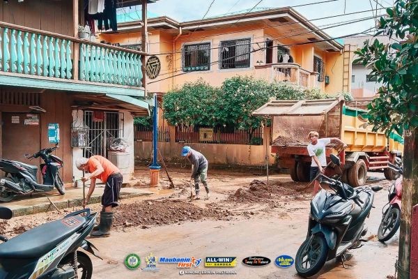Maputik na kalsada sa Mauban, Quezon dulot ng pagbaha, nililinis na ...