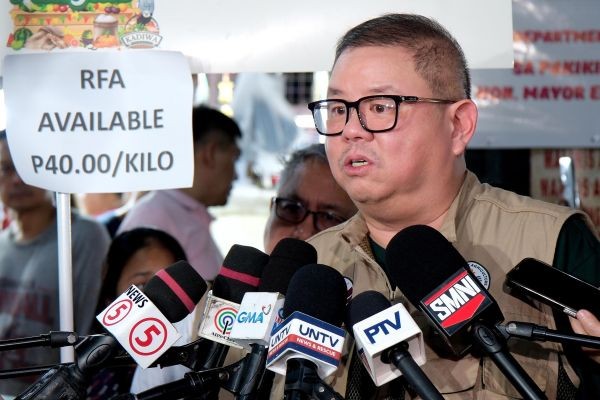 Dalawang mataas ng opisyal ng DA - nilatagan ng ultimatum ni Sec. Tiu ... Dalawang mataas ng opisyal ng DA - nilatagan ng ultimatum ni Sec. Tiu ...