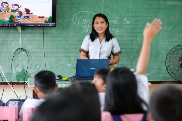 Libu-libong teachers, makabebenepisyo ng promotion | BRIGADA BALITA