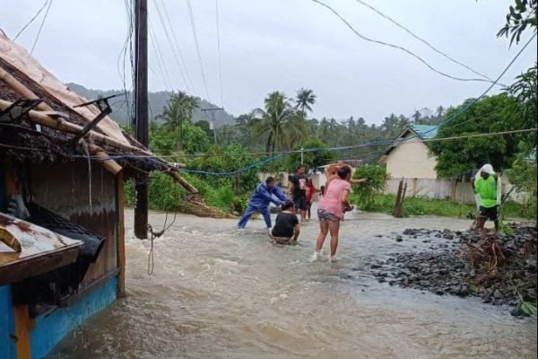 Baha at pagguho ng lupa, naitala sa ilang bahagi ng Albay dahil sa ...