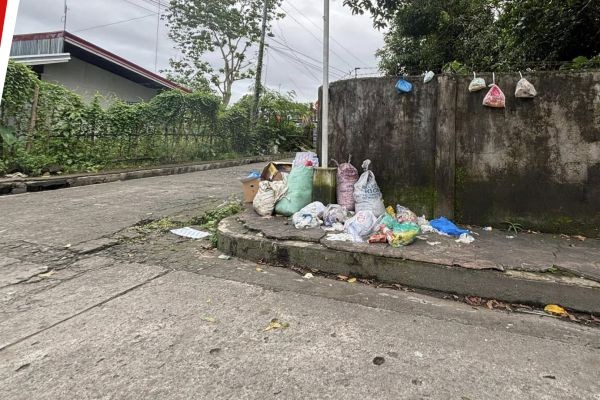 Tambak na basura sa tabi ng kalsada sa Tinambac, Camarines Sur, na ...