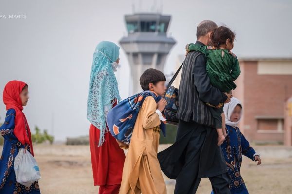 Pinas, sinimulan na ang pagtanggap ng mga Afghan refugees | BRIGADA BALITA