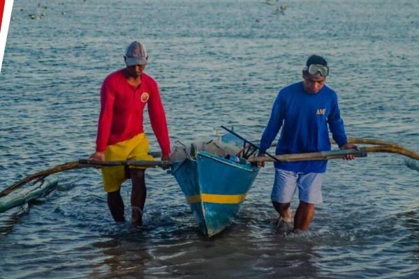 Maliliit na sasakyang pandagat sa Northern Coast ng Camarines Sur ...