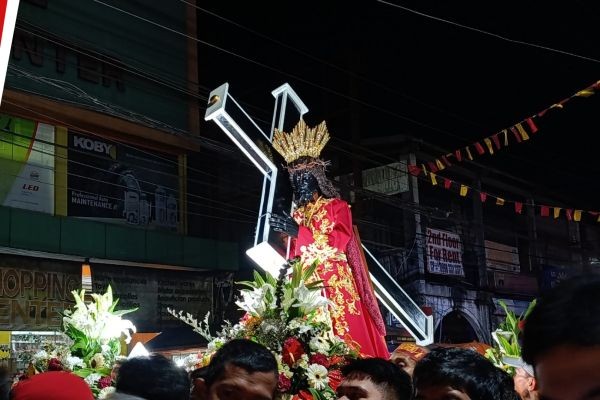 Prusisyon sa pista ng Poong Jesus Nazareno sa Naga City, dinagsa ...