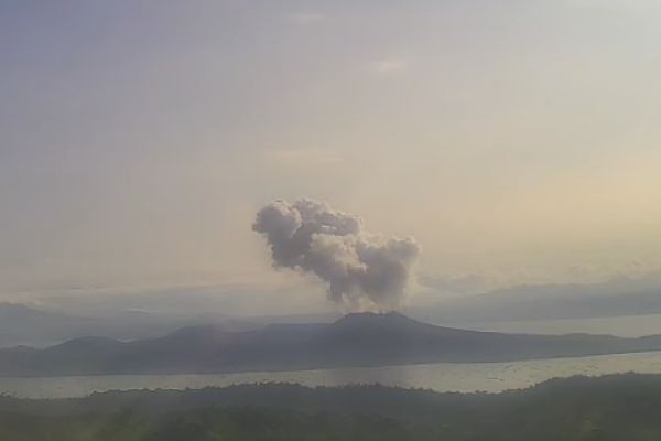Taal Volcano, nakapagtala ng minor eruption | BRIGADA BALITA