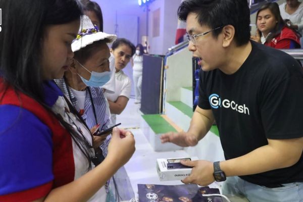 DSWD, namigay ng smartphones sa mga 4Ps beneficiaries | BRIGADA BALITA