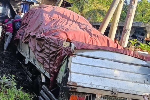 Truck, nasalpok ang isang bahay at tatlong poste sa Real, Quezon; Tatlo ...