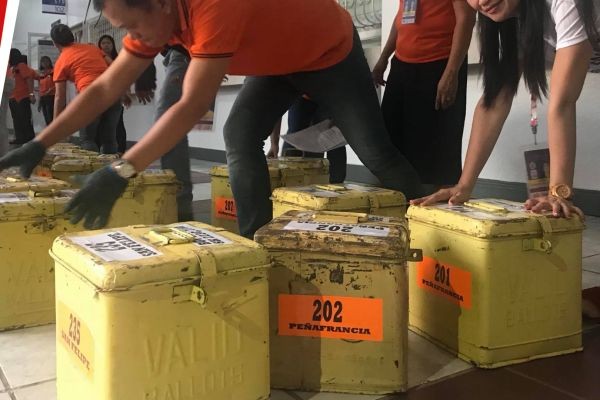 145 Ballot Boxes na gagamitin sa halalan, dumating na sa Naga City ...