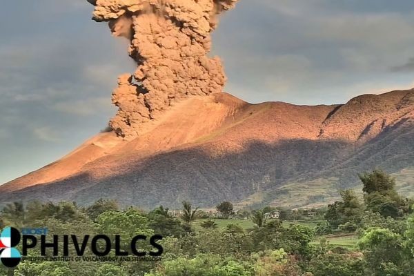 Kanlaon Volcano, mananatili pa sa alert level 3 matapos ang eruption | BRIGADA BALITA