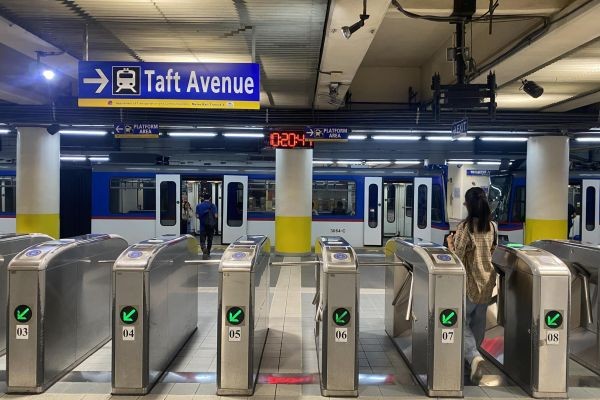 Cashless payment sa pagbili ng ticket sa MRT-3, inaaral na ng DOTr ...