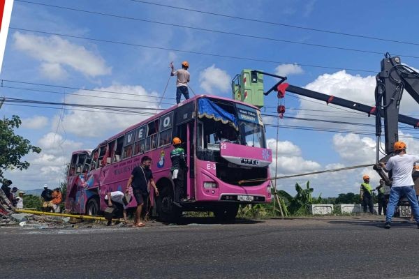 14 sugatan sa bangaan ng bus at inspection train sa Nabua, Camarines ...