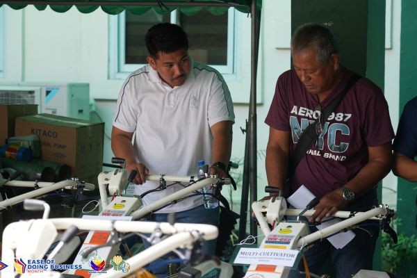 Mga makinarya ipinamahagi ng DA sa higit 100 magsasaka sa Region III ...