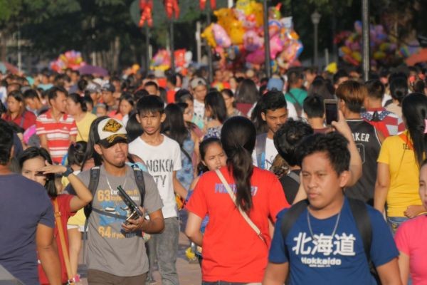 Kalahati ng mga pamilyang Pilipino, itinuturing ang kanilang sarili na ...