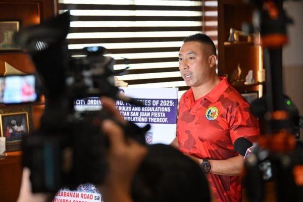 Mga mambabasa sa labas ng designated 'basaan zone' sa Wattah! Wattah ...