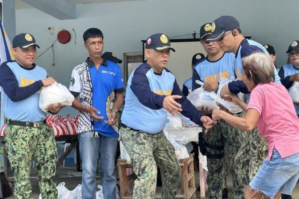 70 pamilyang apektado ng habagat, nagbenepisyo sa relief ops ng Albay PPO | BRIGADA BALITA