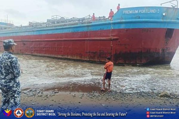 Isang barge na may sakay na 3 tripulante, inanod sa baybayin ng Catanduanes dahil sa malalakas ...