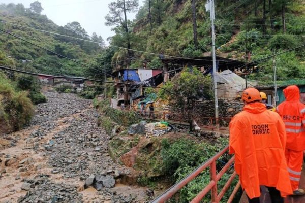 19 pamilya, lumikas na dahil sa banta ng pagguho pa ng lupa sa Acupan ...