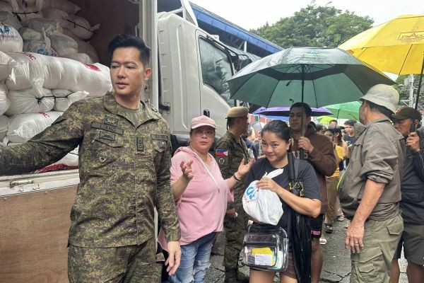 Singer-actor at Army Reservist na si Ronnie Liang, nakibahagi sa relief ...