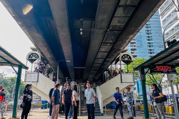 Konstruksyon ng bagong footbridge na papalit sa tinaguriang 'Mt ...