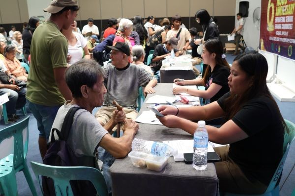 Ilang senior citizen sa Olongapo nakatanggap ng tig-sampong libong piso ...