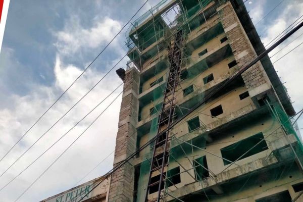 13-floor building sa Barangay Sta. Cruz, Naga City, nakatayo pa rin ...