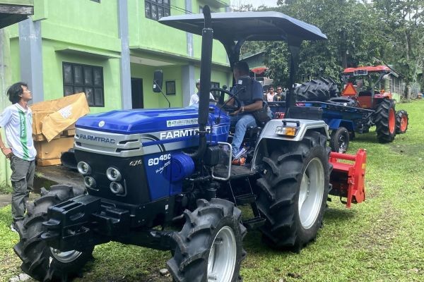 3 grupo nin mga paraoma sa Albay, nakaresibe nin mga makinarya hale sa ...