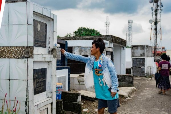Mga nagpapapintura ng puntod sa Naga, kakaunti pa | BRIGADA BALITA