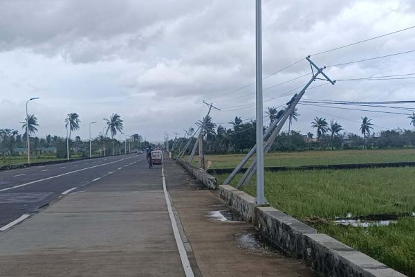 Ilang poste ng kuryente sa 1st district ng Albay, lubhang naapektuhan ...
