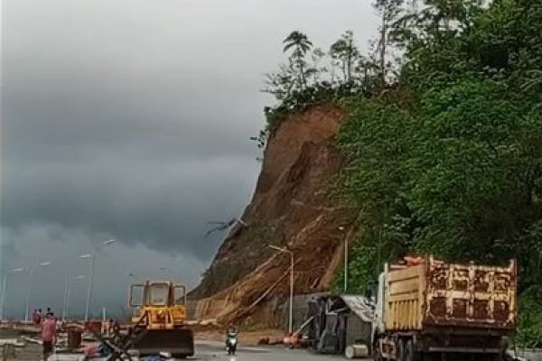 Iba pang pamilyang nakatira sa may gumuhong lupa sa Sto. Domingo, Albay ...