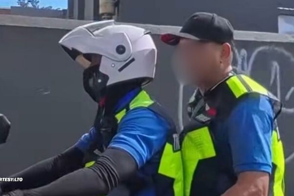 Lisensya ng isang traffic enforcer na naka-motor nang 'di naka-helmet ...