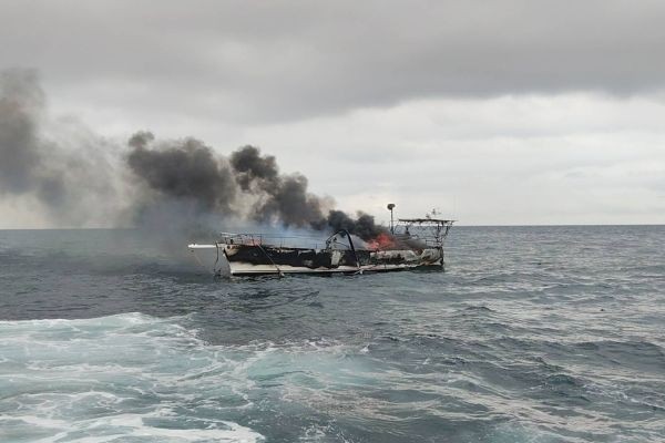 Isang motor yacht sa Tingloy, Batangas, sumiklab | BRIGADA BALITA