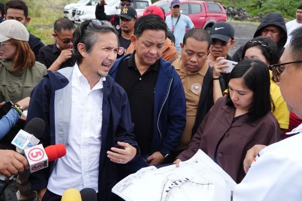 DWPH Sec. Dizon, ikinadismaya ang hindi natapos na flyover sa Daraga ...