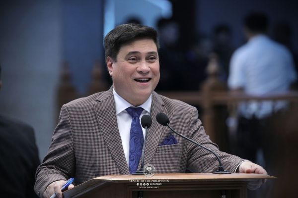 Senate Majority Leader, sang-ayon sa pagbibigay ng kapangyarihan sa ...